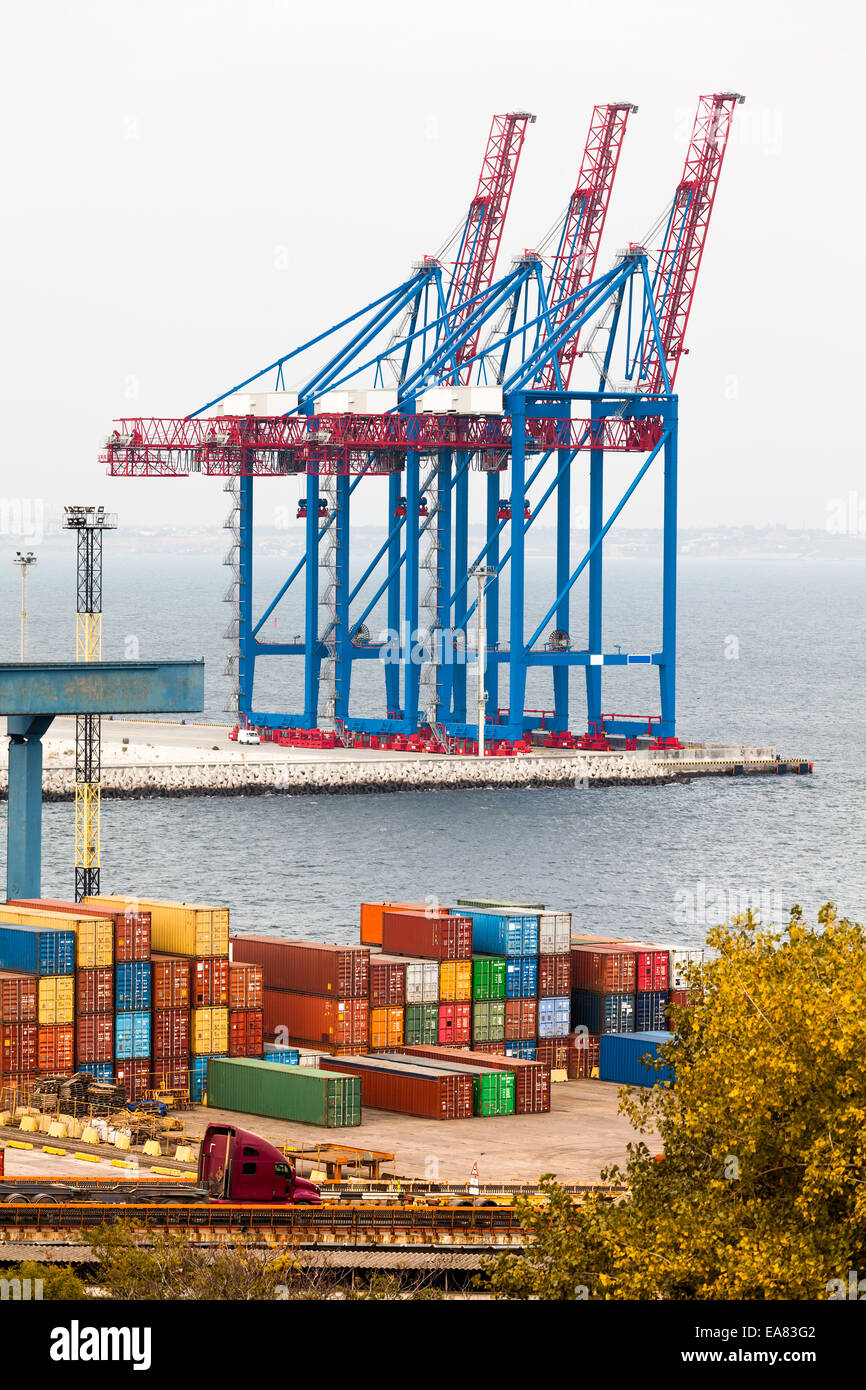 Crane operations hi-res stock photography and images - Alamy