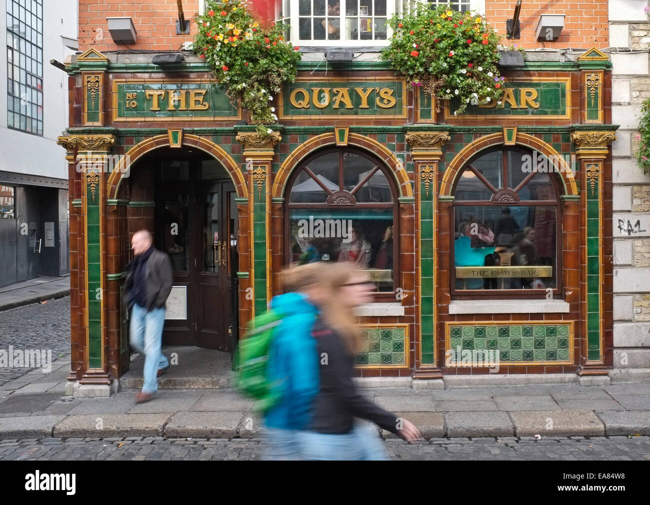 the quays bar , traditional irish pub, temple bar, dublin, ireland ...