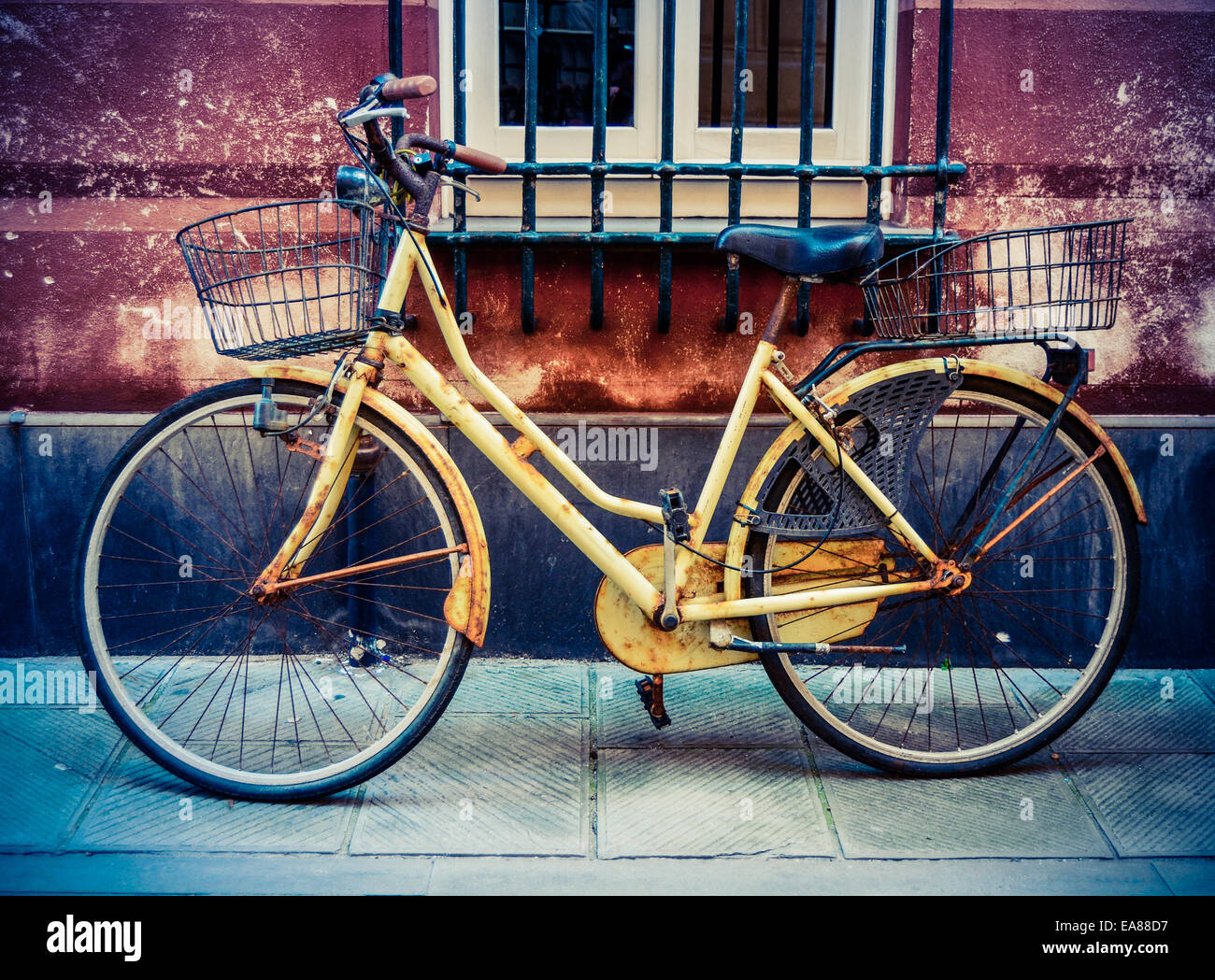 Red vintage bicycle leaning hi-res stock photography and images - Alamy