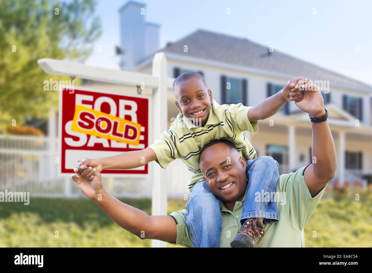 Home sold family hi-res stock photography and images - Alamy