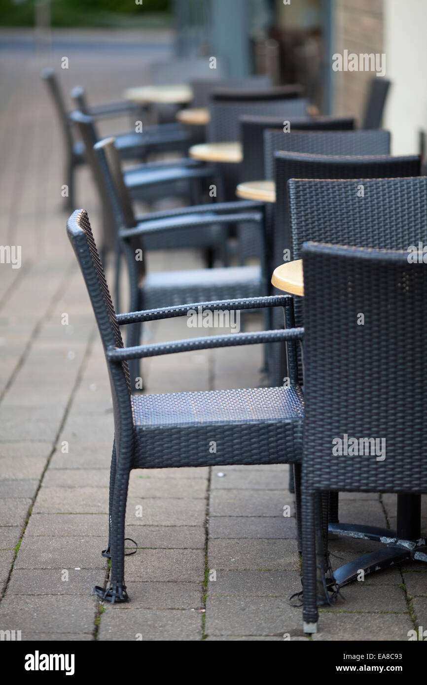 Empty chairs and table in a restaurant hi-res stock photography and ...