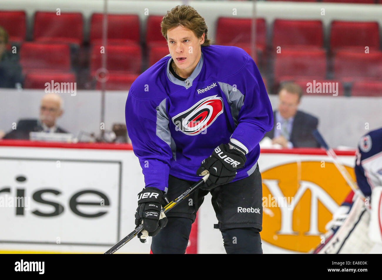 Raleigh, North Carolina, USA. 7th Nov, 2014. Carolina Hurricanes right ...