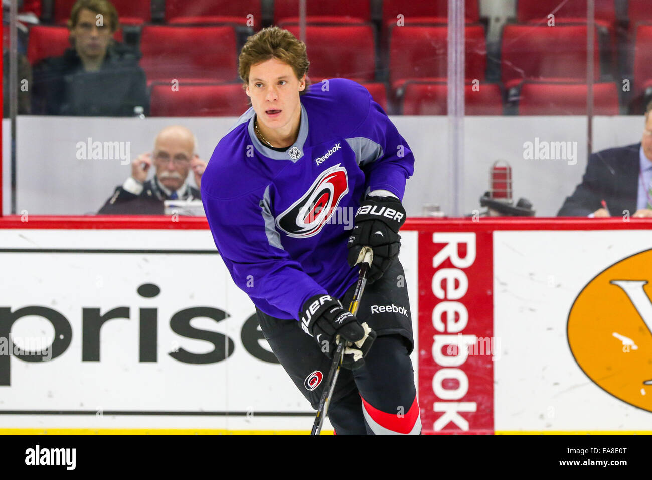 Raleigh, North Carolina, USA. 7th Nov, 2014. Carolina Hurricanes right ...