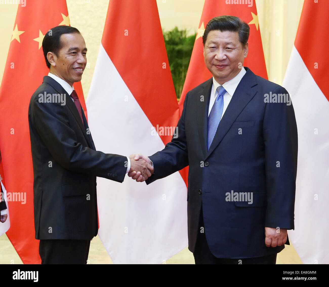 Beijing, China. 9th Nov, 2014. Chinese President Xi Jinping (R) meets ...