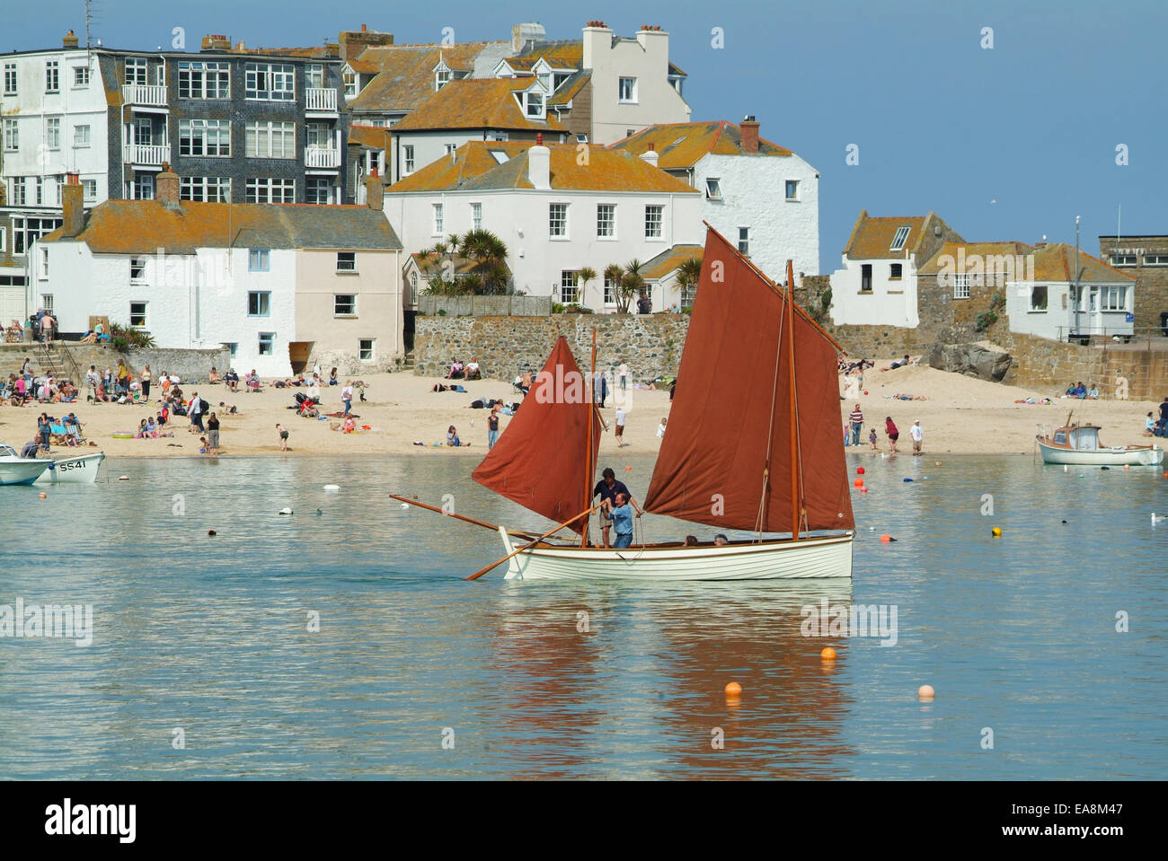 White sailed boat hi-res stock photography and images - Alamy