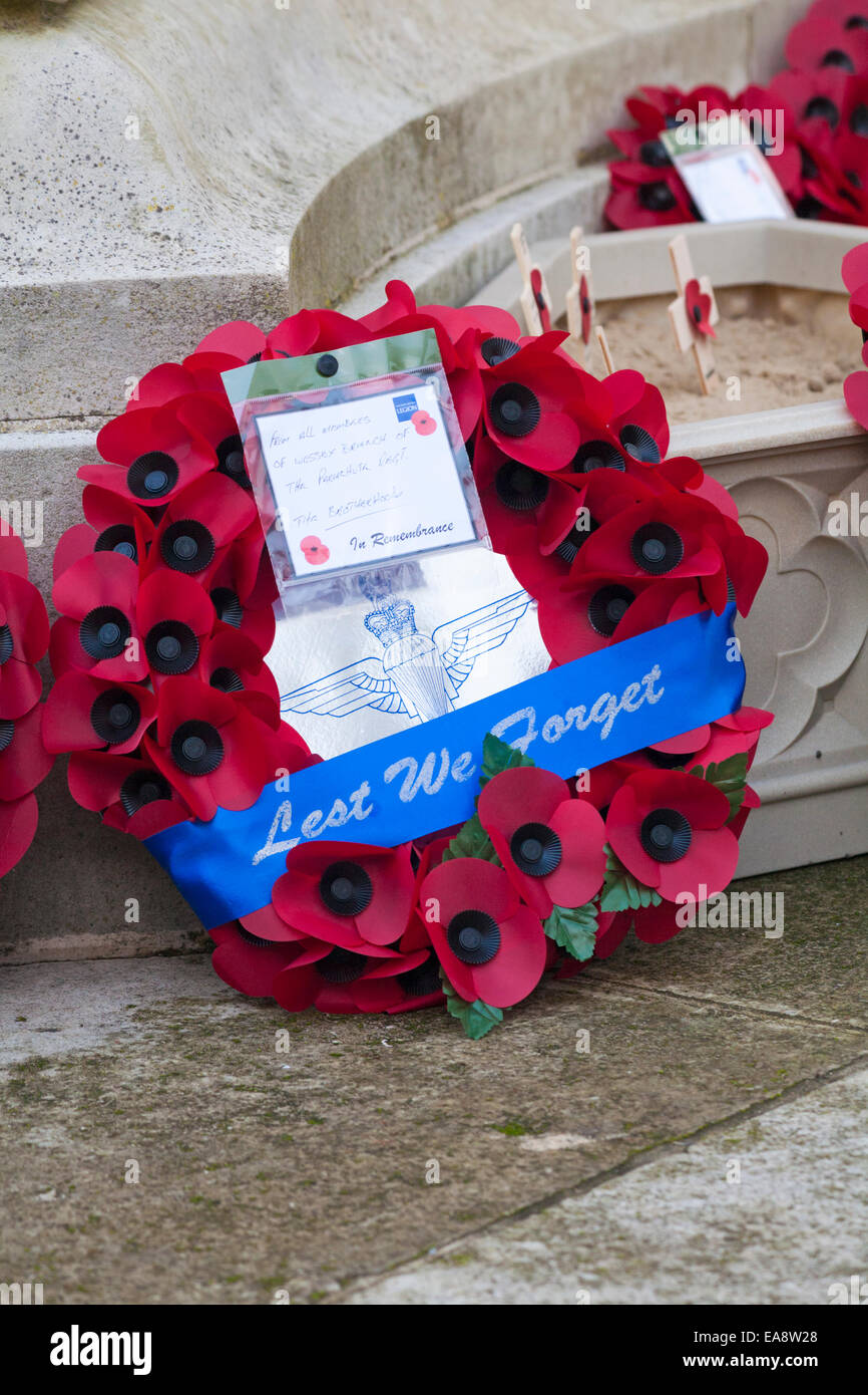Wreath poppies remembrance raf hi-res stock photography and images - Alamy