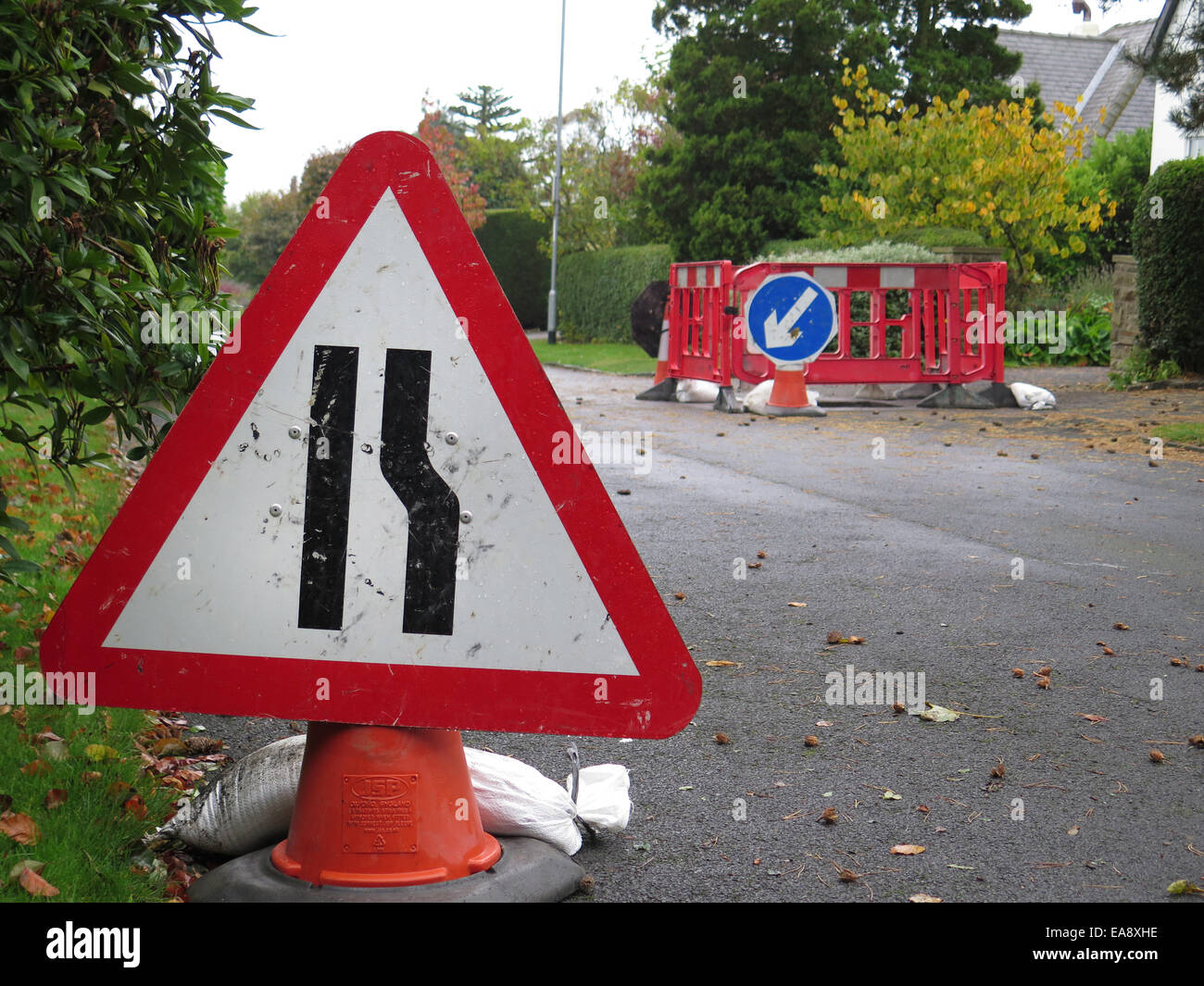 Triangular roadworks sign hi-res stock photography and images - Alamy