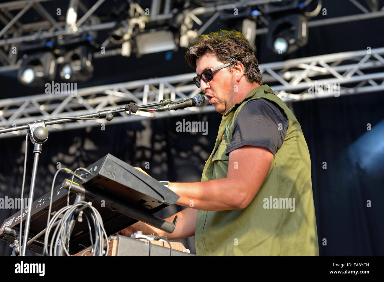 Keyboard player hi-res stock photography and images - Alamy