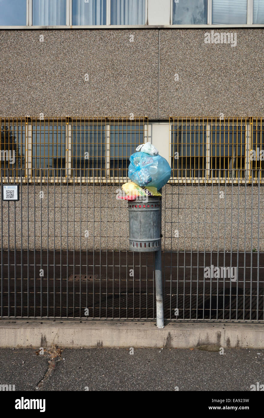 full rubbish bin, Italy Stock Photo - Alamy