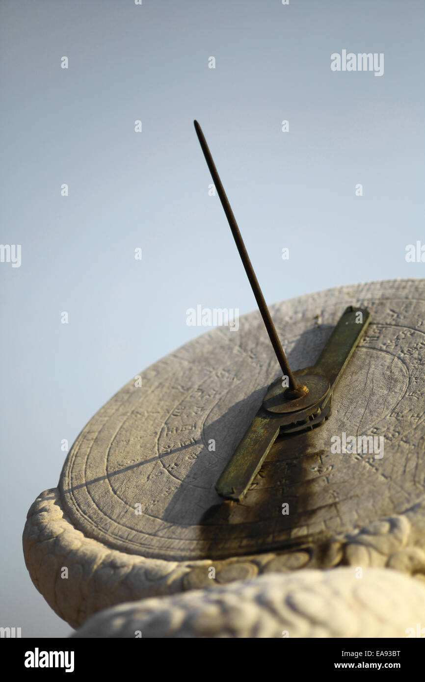 Sundial time clock tool history hi-res stock photography and images - Alamy