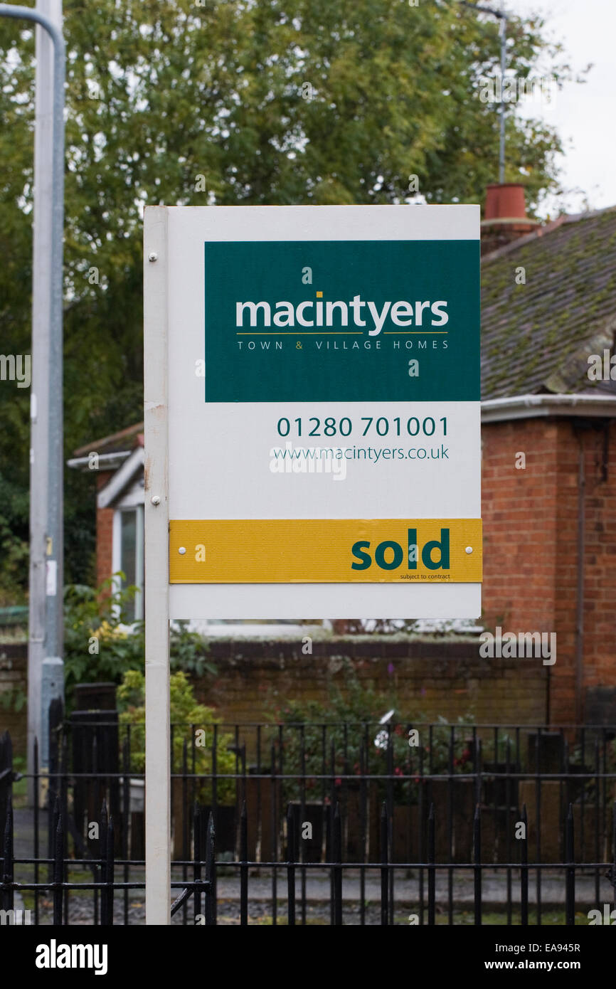 Sold house signs hi-res stock photography and images - Alamy