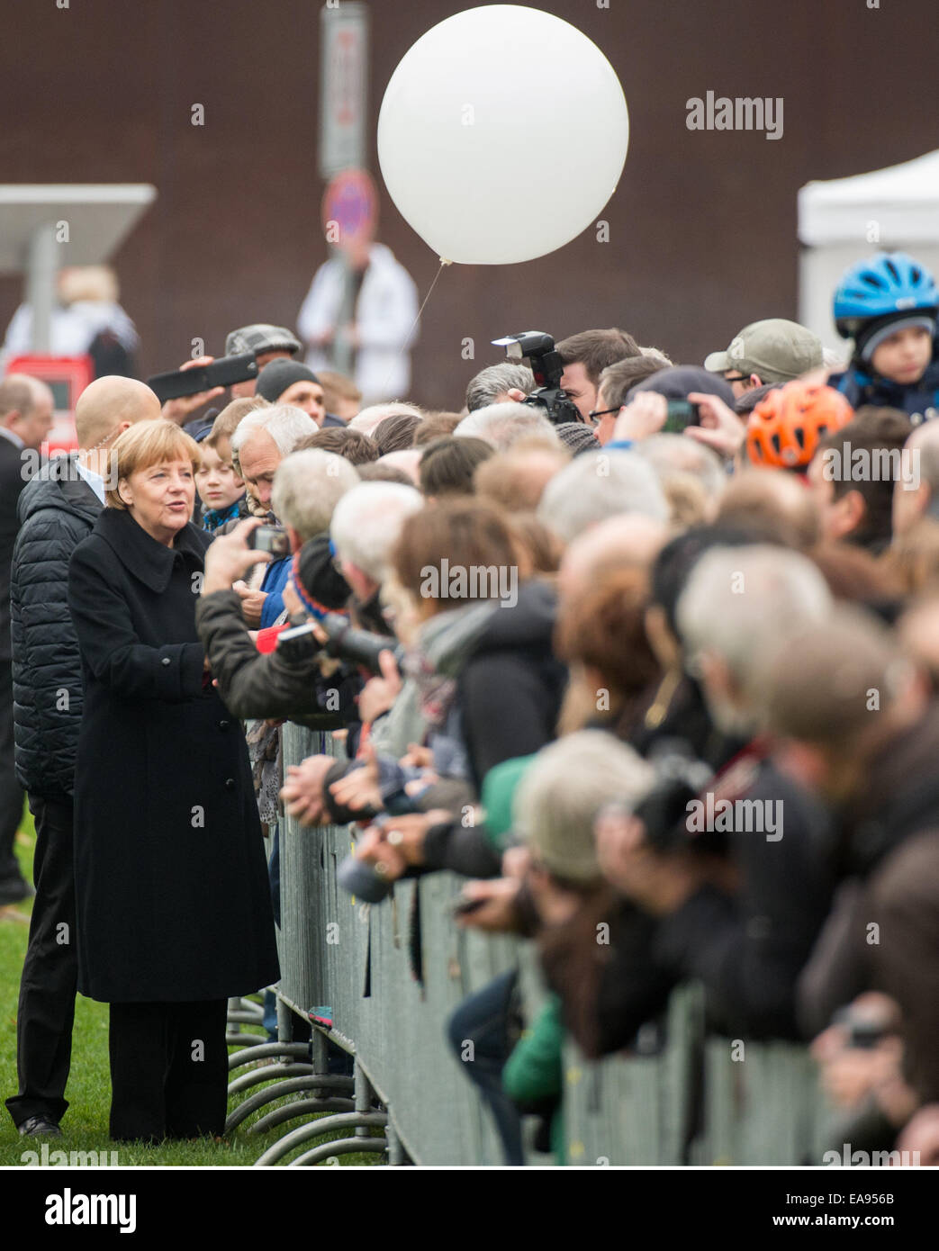 Fall of berlin wall handshake hi-res stock photography and images - Alamy