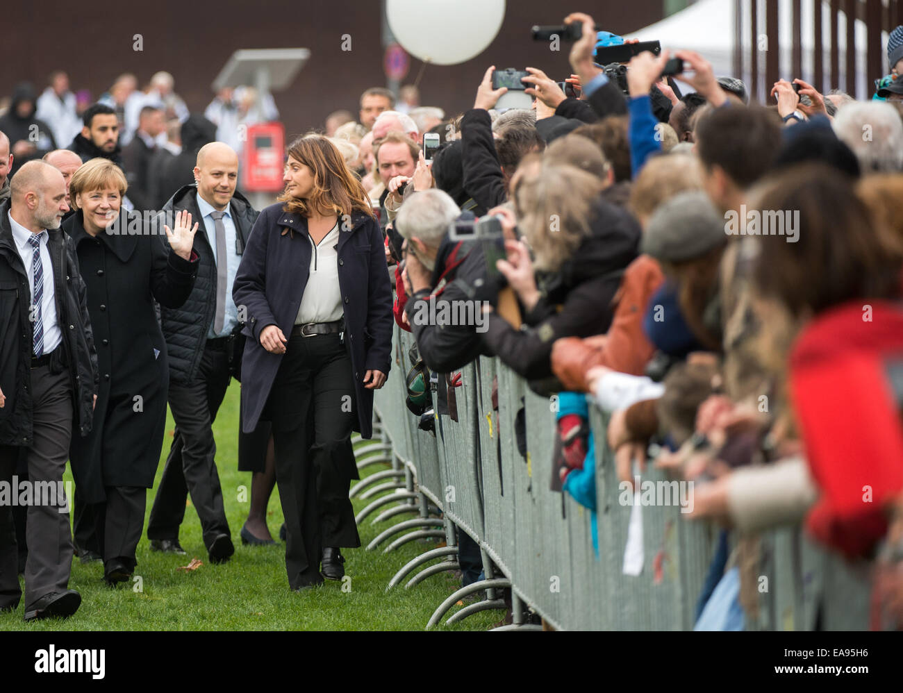 Fall of berlin wall handshake hi-res stock photography and images - Alamy