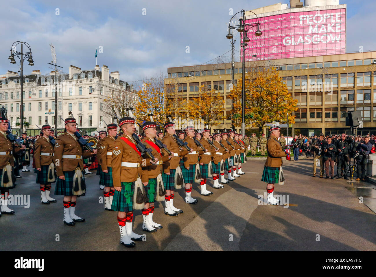 Remembrance day parade scottish marching hi-res stock photography and ...