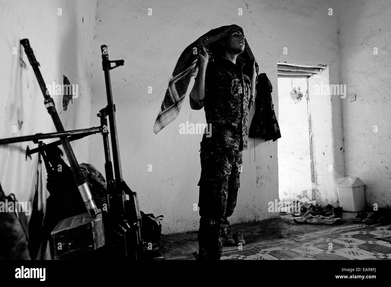 A Kurdish fighter of the People's Protection Units YPG wearing a ...