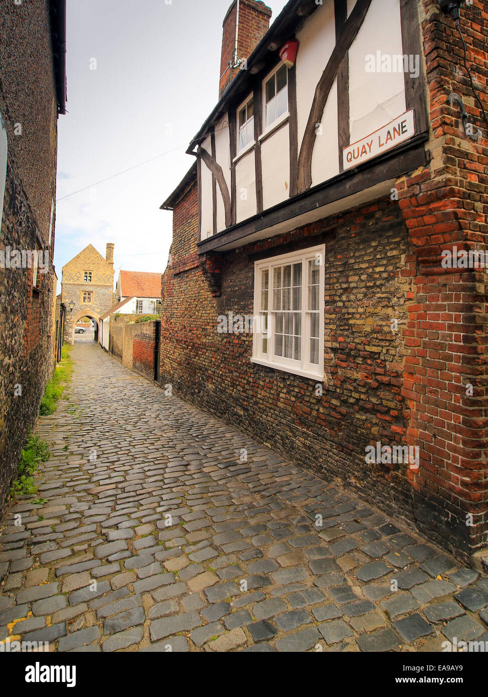 Quay Lane in Sandwich Kent England, cobbled lane with Tudor house and ...