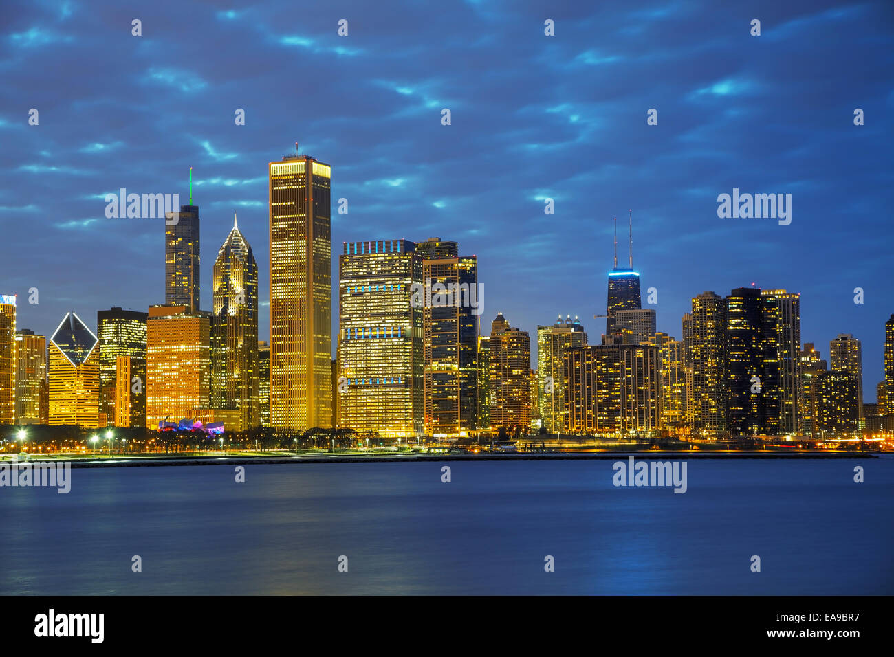 Chicago downtown cityscape in the night Stock Photo - Alamy