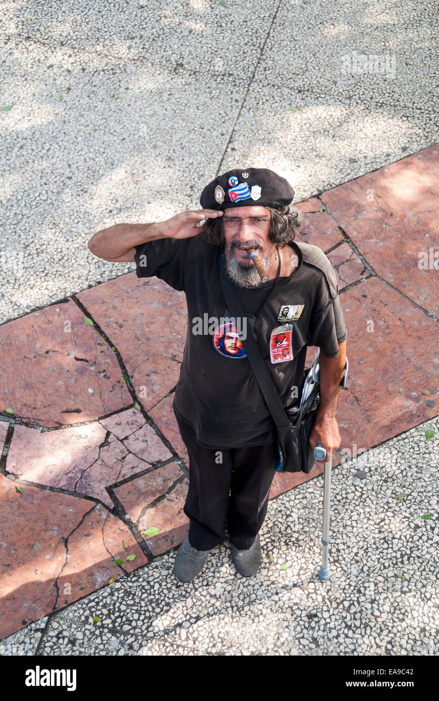 Che guevara smoking cigar in hi-res stock photography and images - Alamy