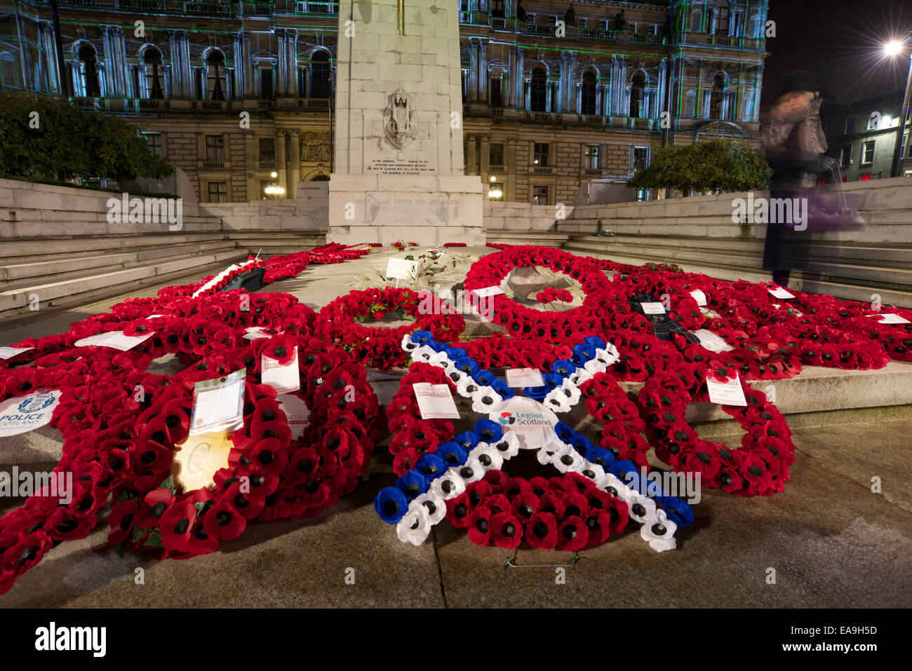 Poppy wreath cenotaph hi-res stock photography and images - Alamy