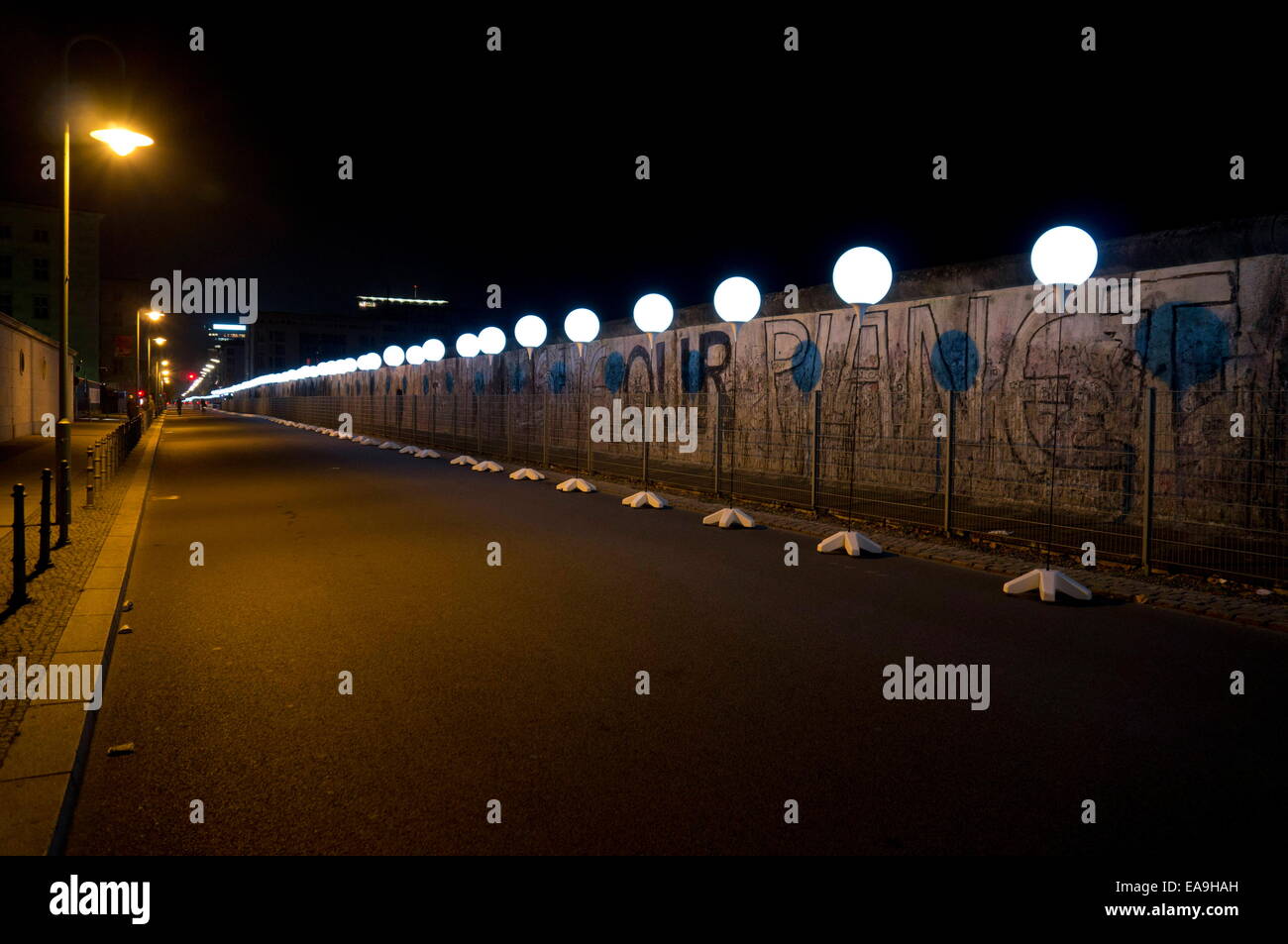Berlin, Germany. 9th Nov, 2014. The "light border" at ...