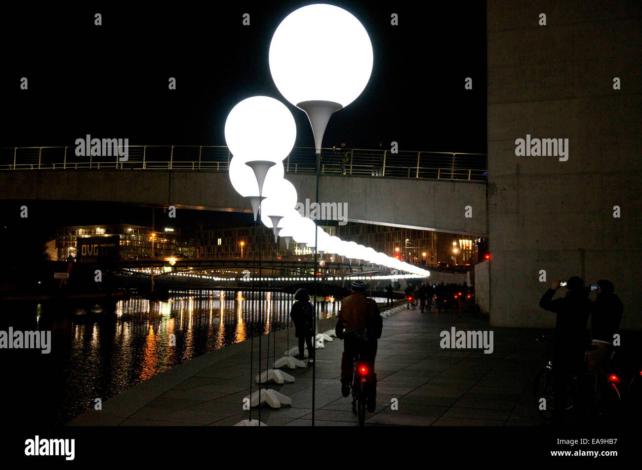 Berlin, Germany. 9th Nov, 2014. The "light border" along the Spree ...
