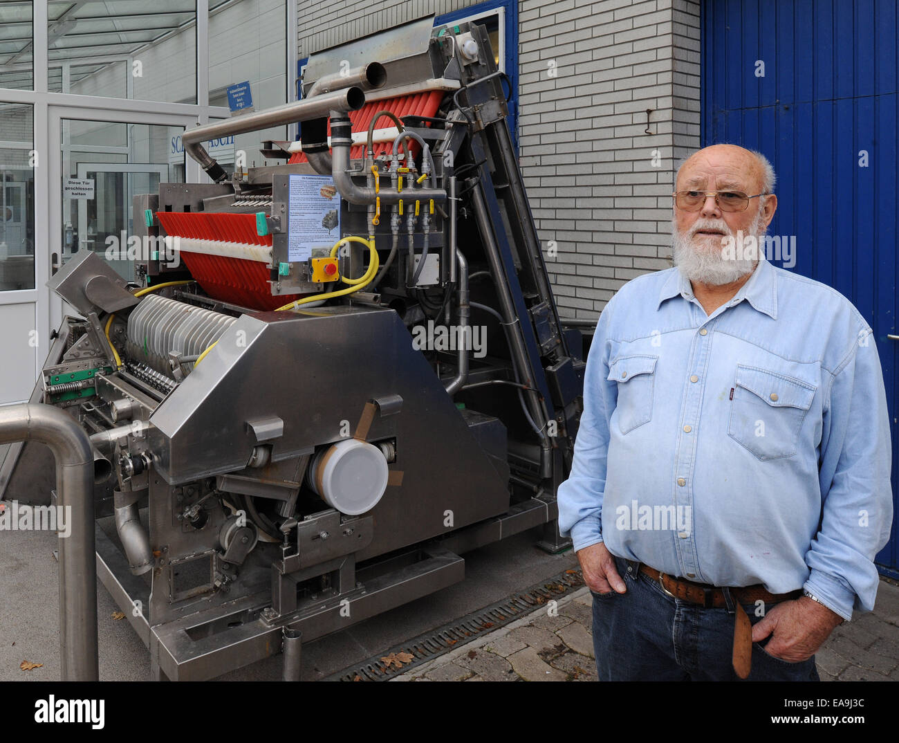 Spieka-Neufeld, Germany. 30th Oct, 2014. Prawn fisher Alwin Kocken ...