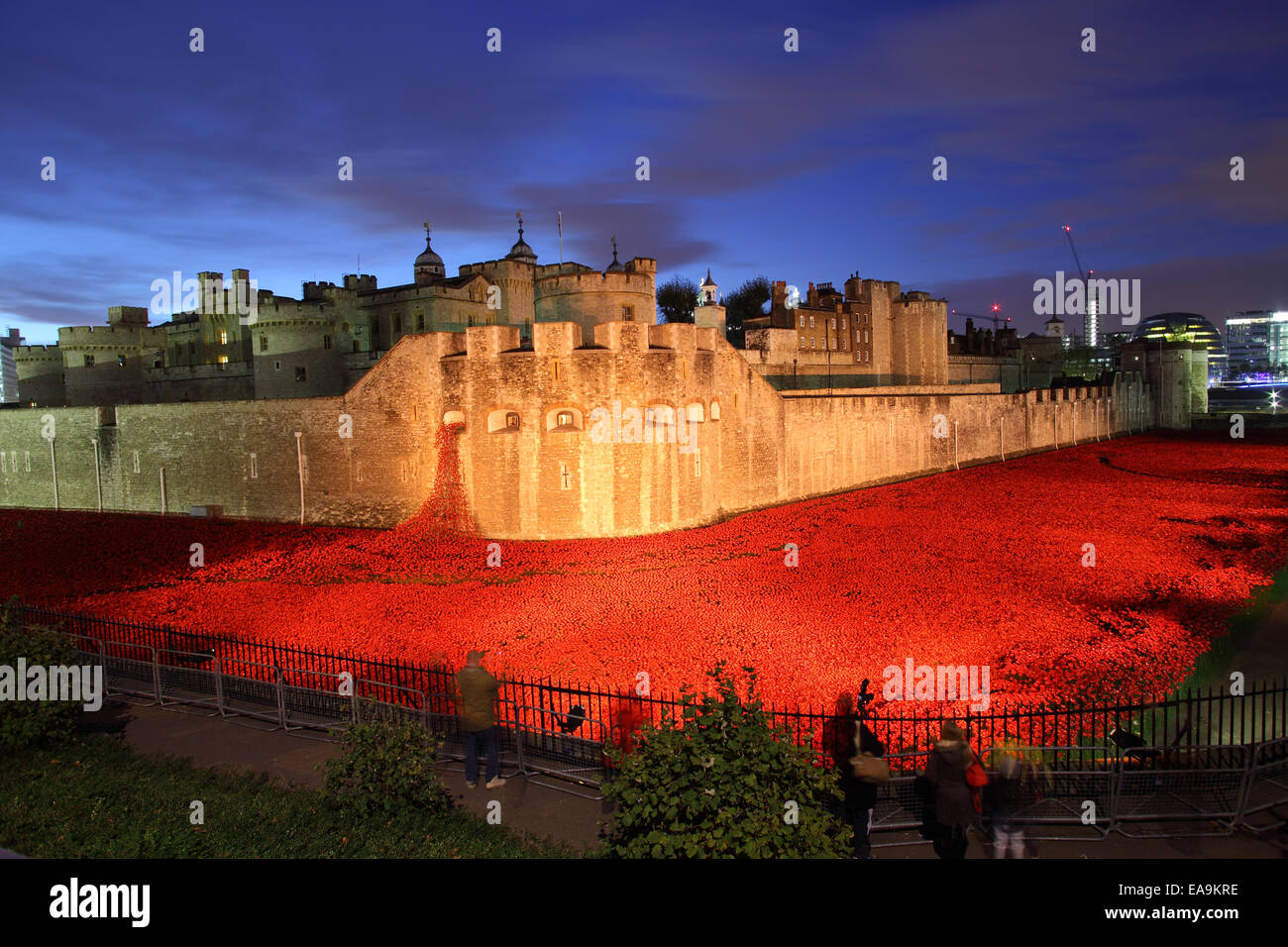Tower of london moat soldiers hi-res stock photography and images - Alamy