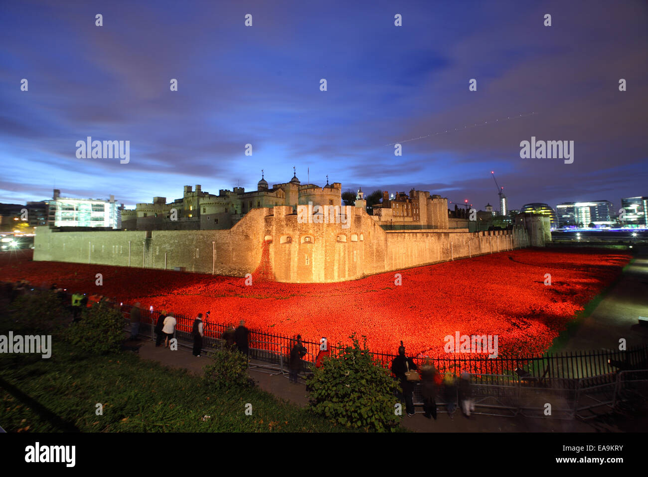 Tower of london moat soldiers hi-res stock photography and images - Alamy