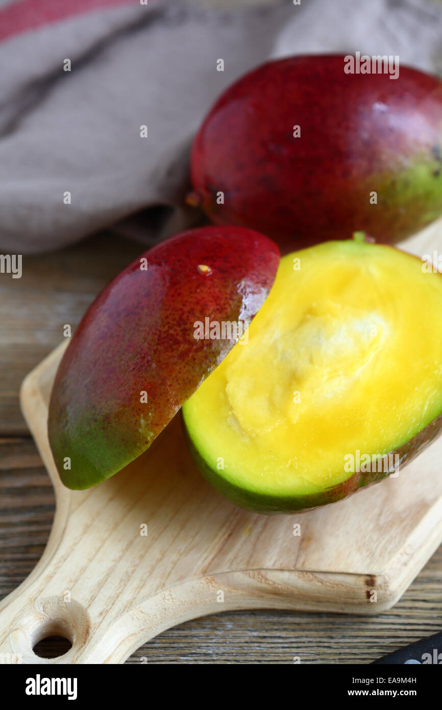 Mango halves on a cutting board, sweet food Stock Photo - Alamy