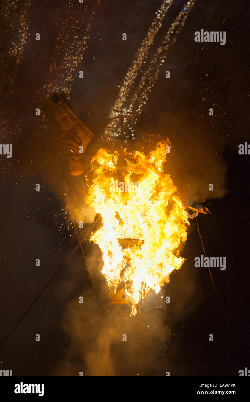 Edenbridge, Kent, UK. 8th November 2014. An effigy of outgoing ...