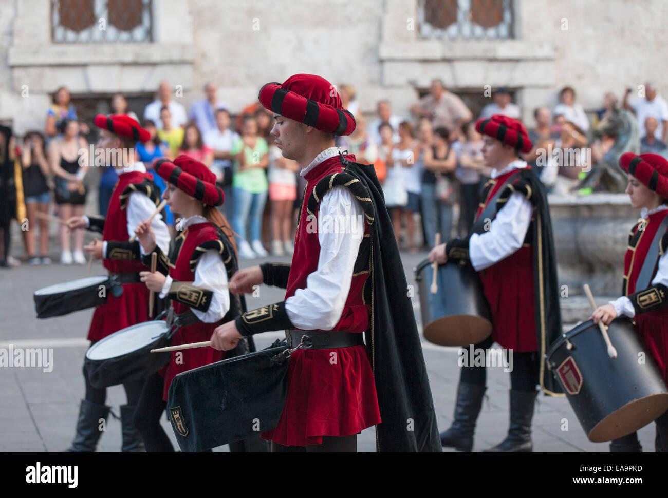 Drummer in medieval costume hi-res stock photography and images - Alamy