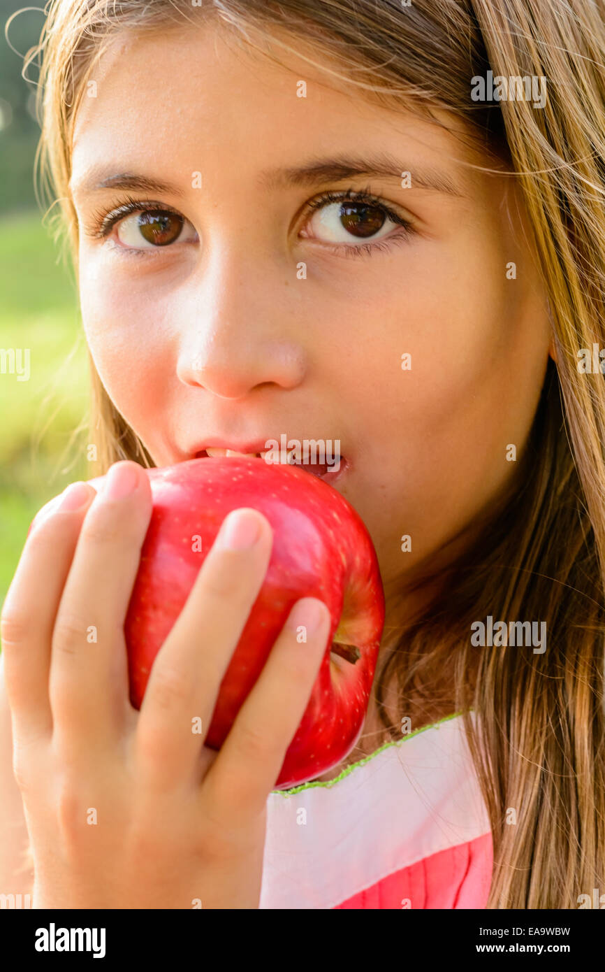 Girl eating a apple hi-res stock photography and images - Alamy