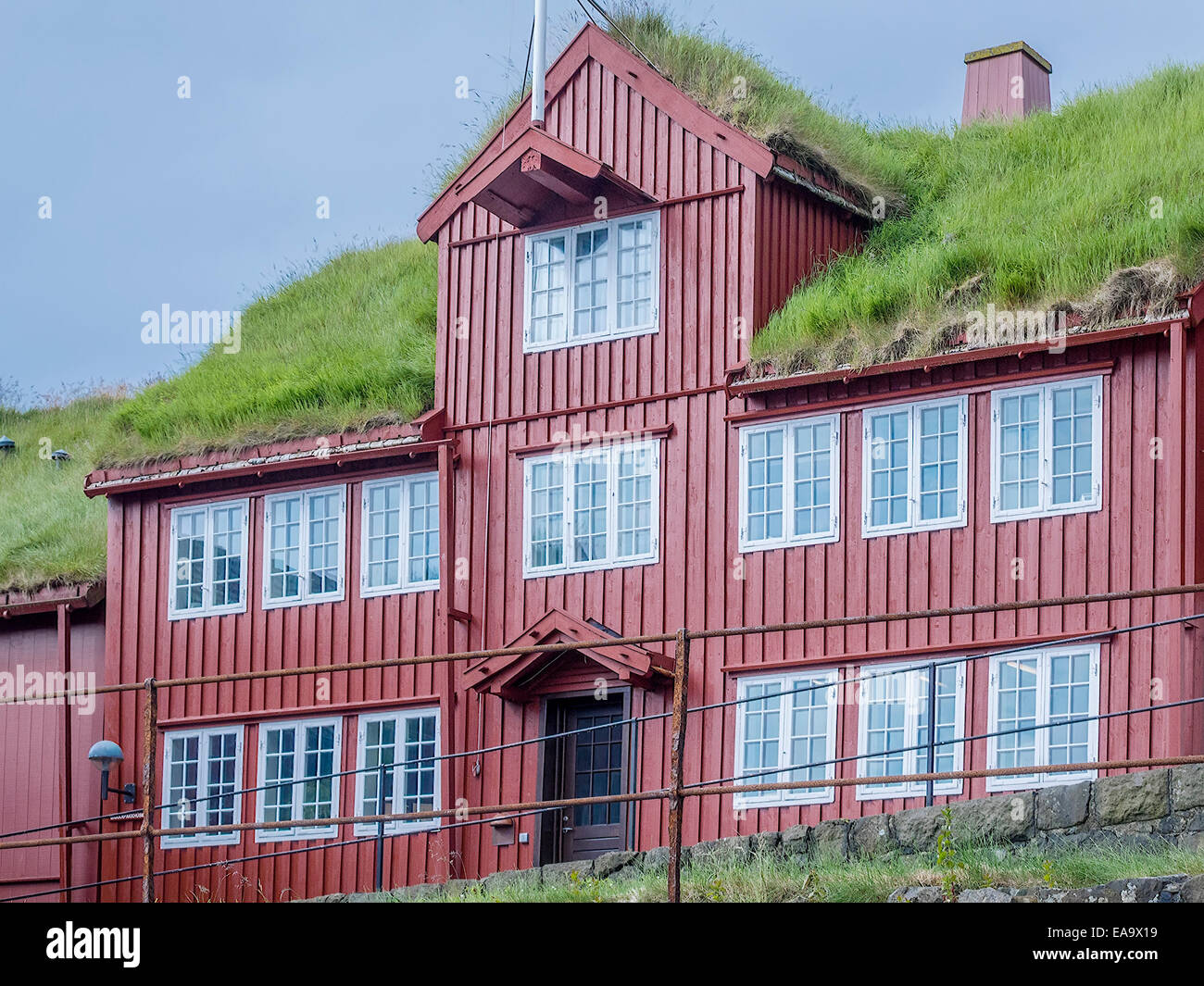 Building with grass roof hi-res stock photography and images - Alamy