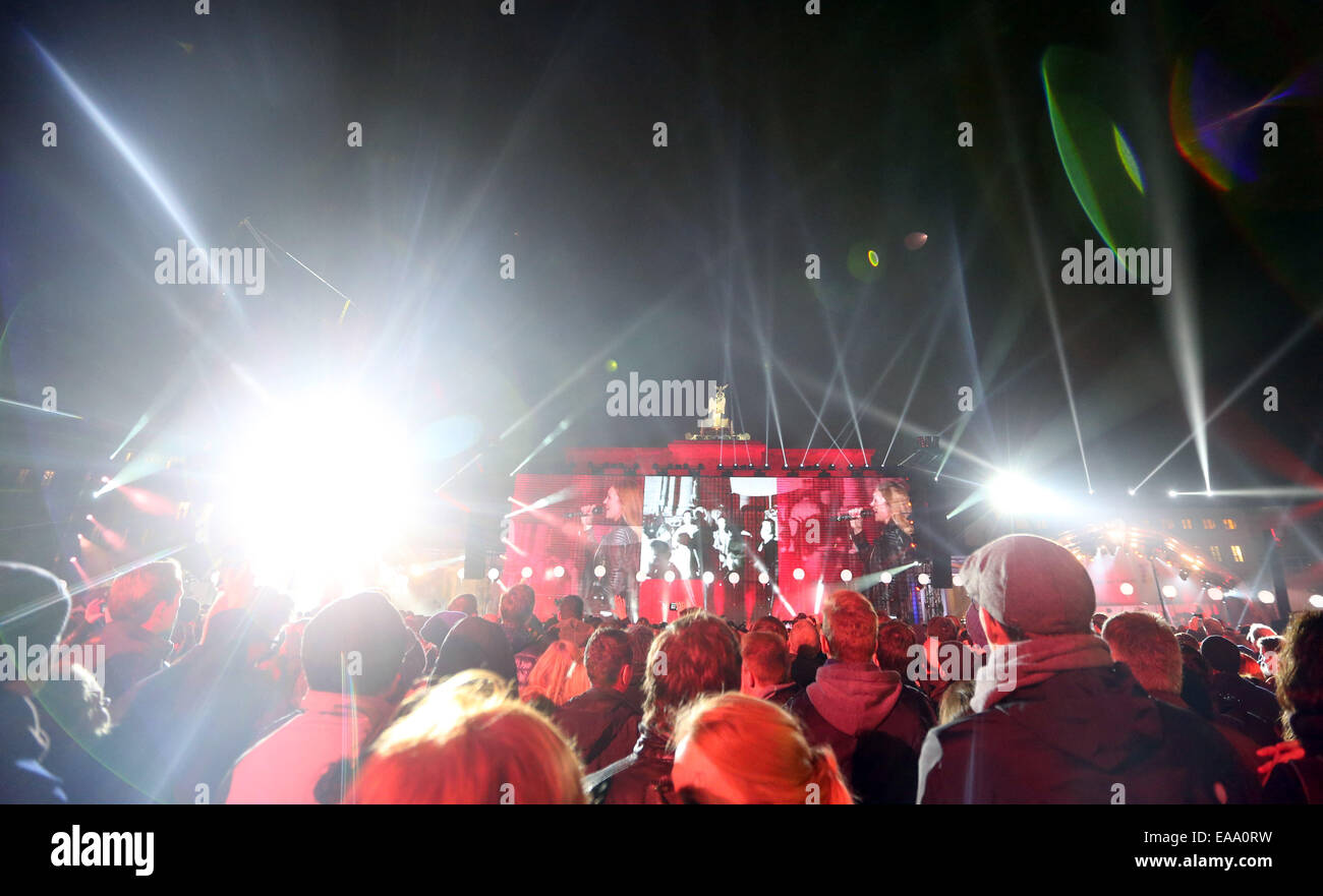 Berlin, Germany. 09th Nov, 2014. Spectators enjoying the celebrations ...