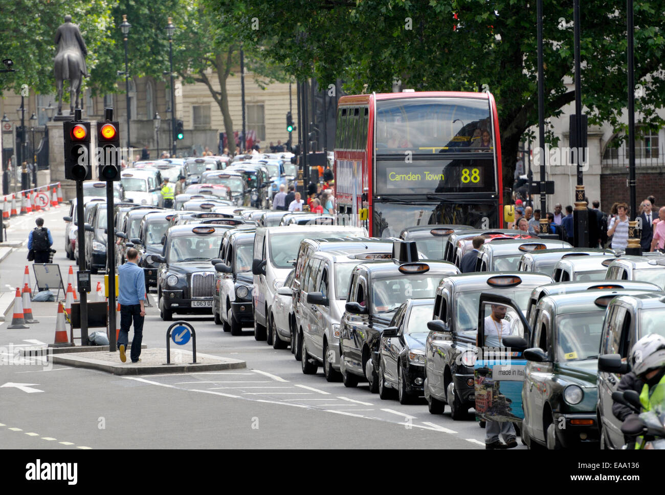 London bus drivers cab hi-res stock photography and images - Alamy
