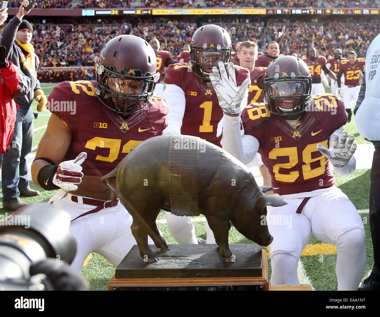 Minneapolis, Minnesota, USA. 8th Nov, 2014. Minnesota Gophers running ...