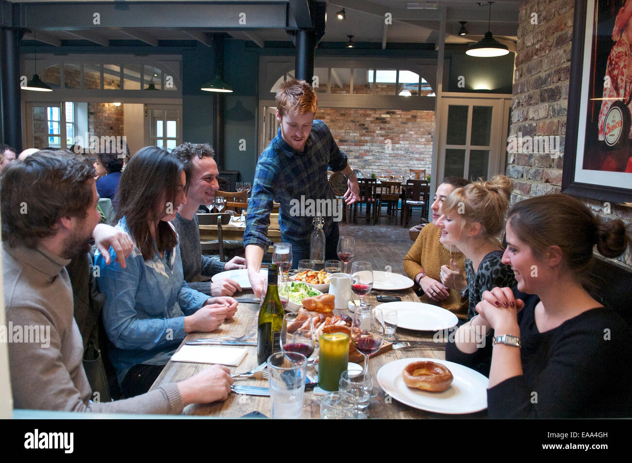 Sunday lunch pub hi-res stock photography and images - Alamy