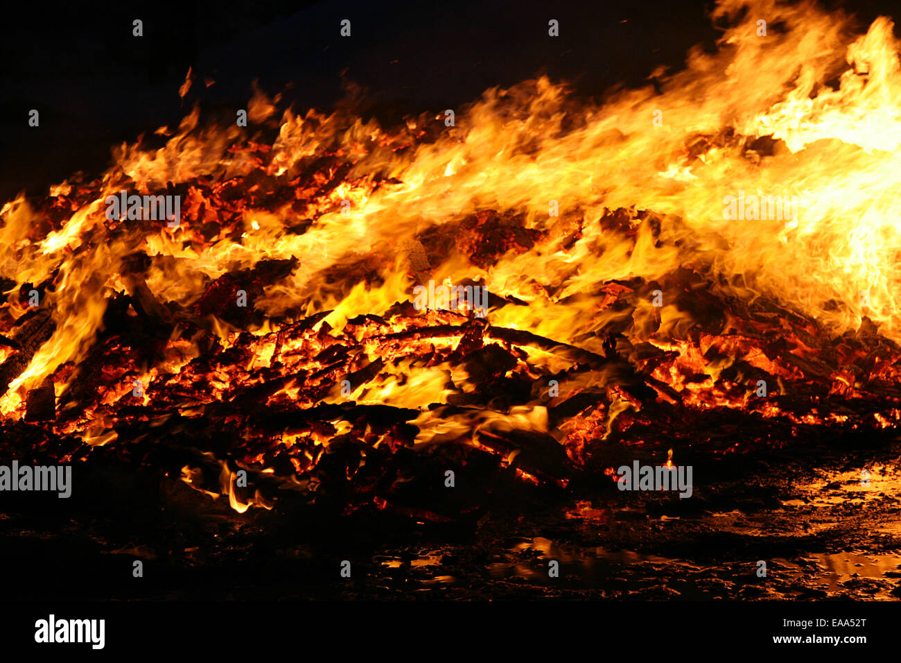 fire and burning wood Stock Photo - Alamy