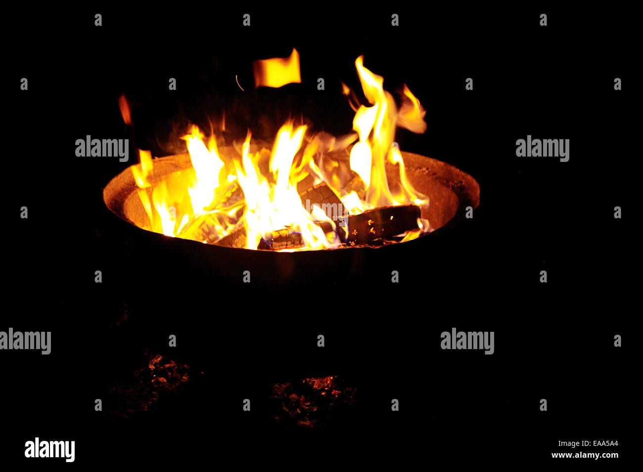 Wooden pit of fire hi-res stock photography and images - Alamy
