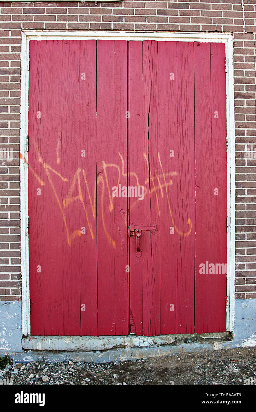 Weathered red barn door hi-res stock photography and images - Alamy