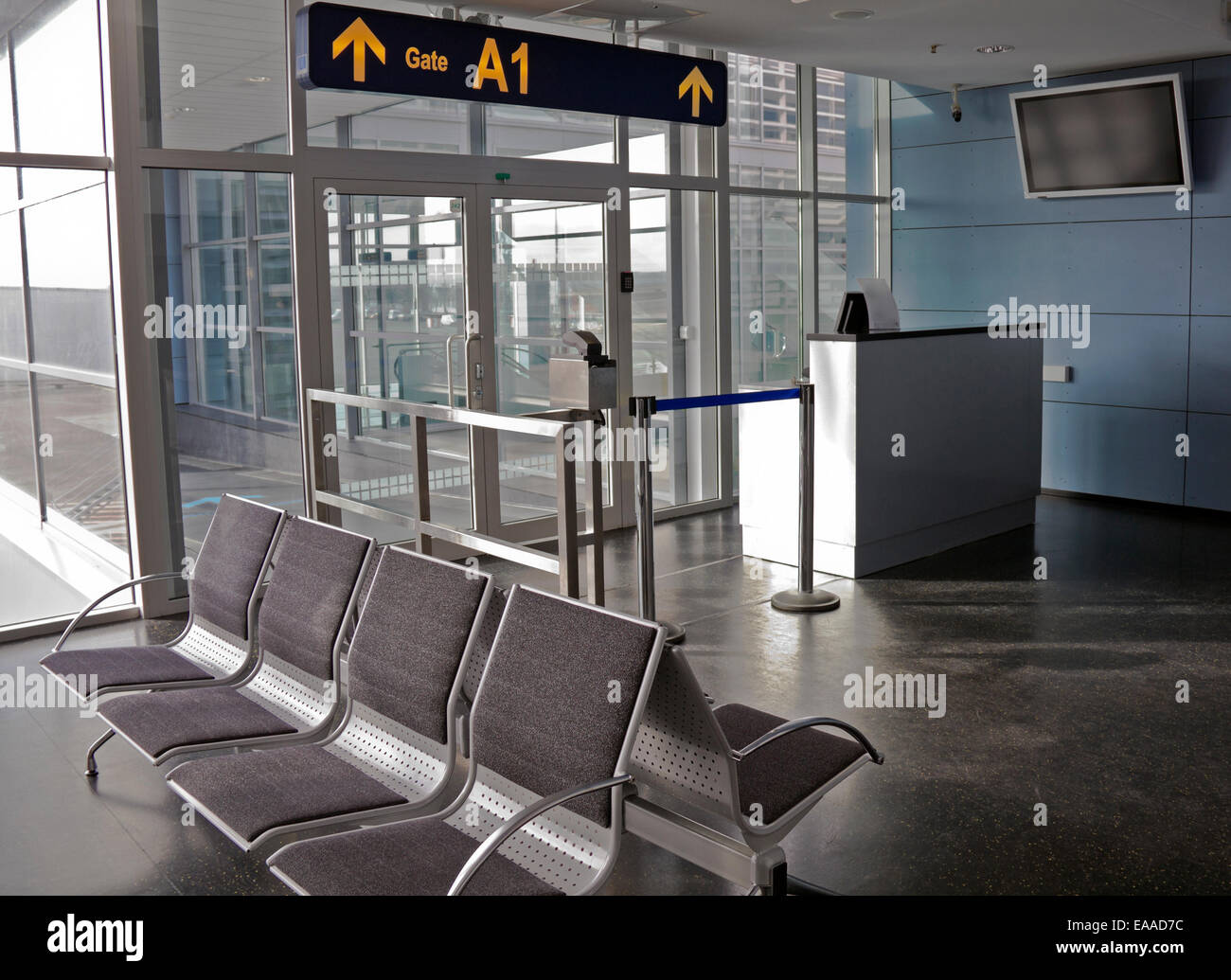 Empty seating at boarding gate at an airport Stock Photo - Alamy