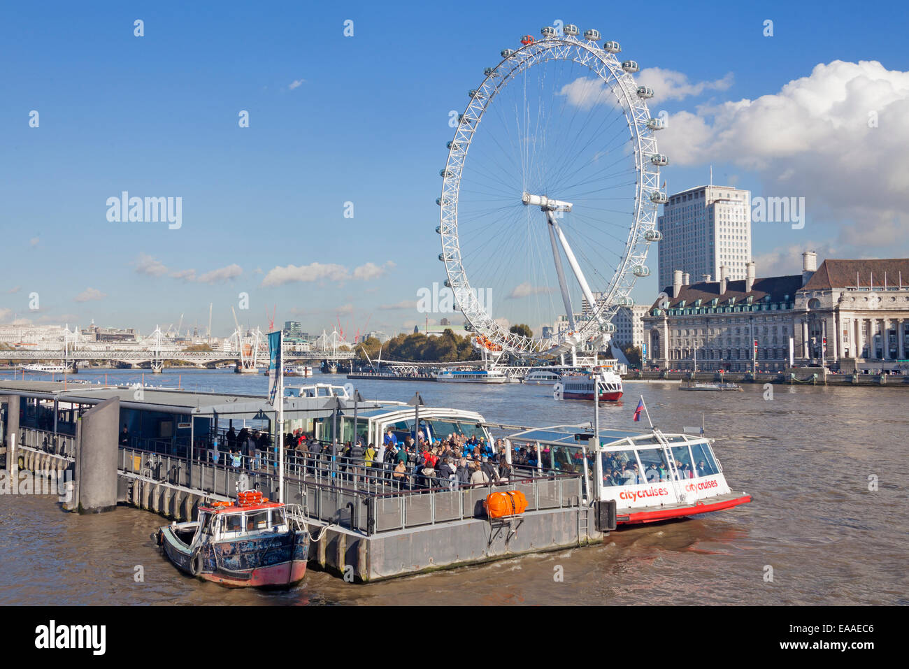 London, Westminster Crowds waiting for a river cruise at Westminster ...