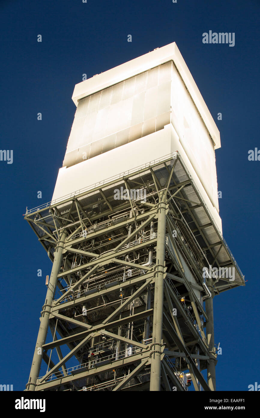 A solar tower at the Ivanpah Solar Thermal Power Plant in California''s ...