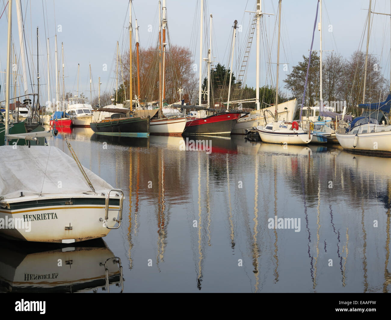 Black and red canal boats hi-res stock photography and images - Alamy