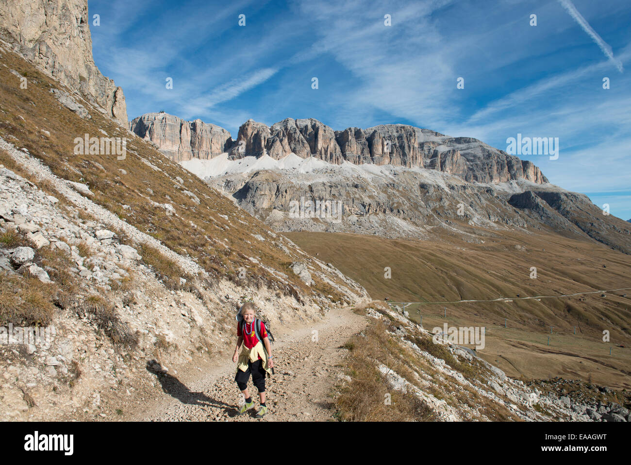 Kind wandert auf Schotterweg -children hike on alpine way Stock Photo ...