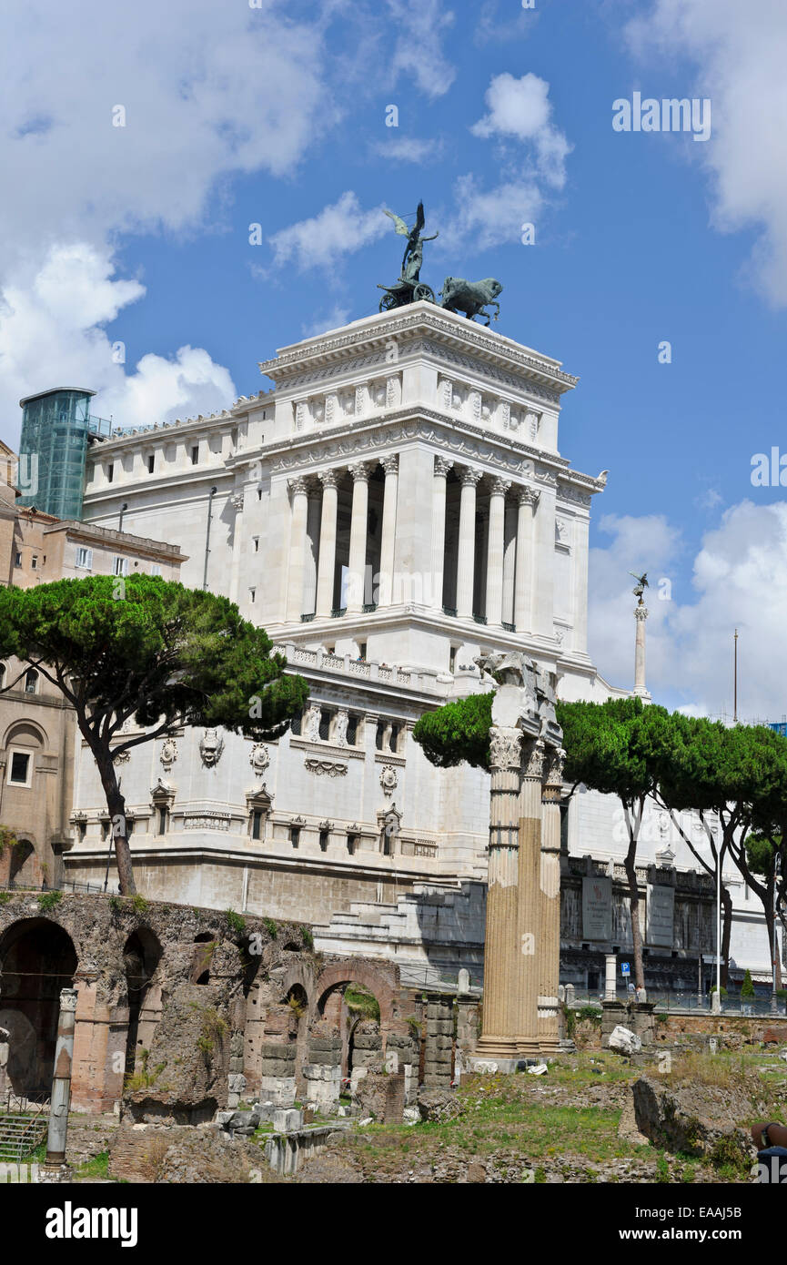 The Victor Emmanuel II monument with its magnificent white columns in ...