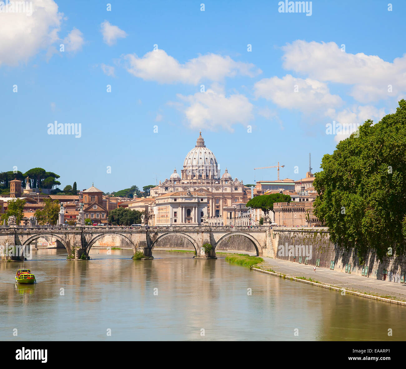Statues above st peters basilica hi-res stock photography and images ...
