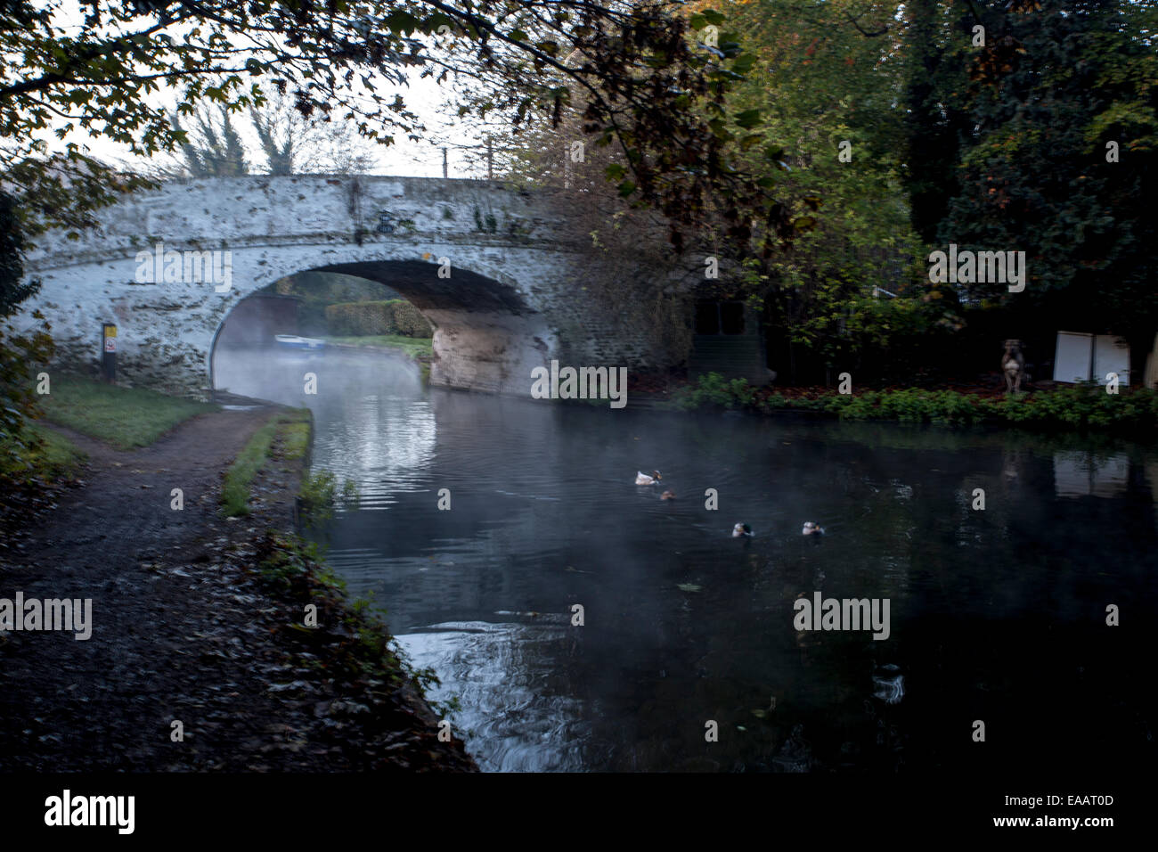 Canal bridge towpath hi-res stock photography and images - Alamy