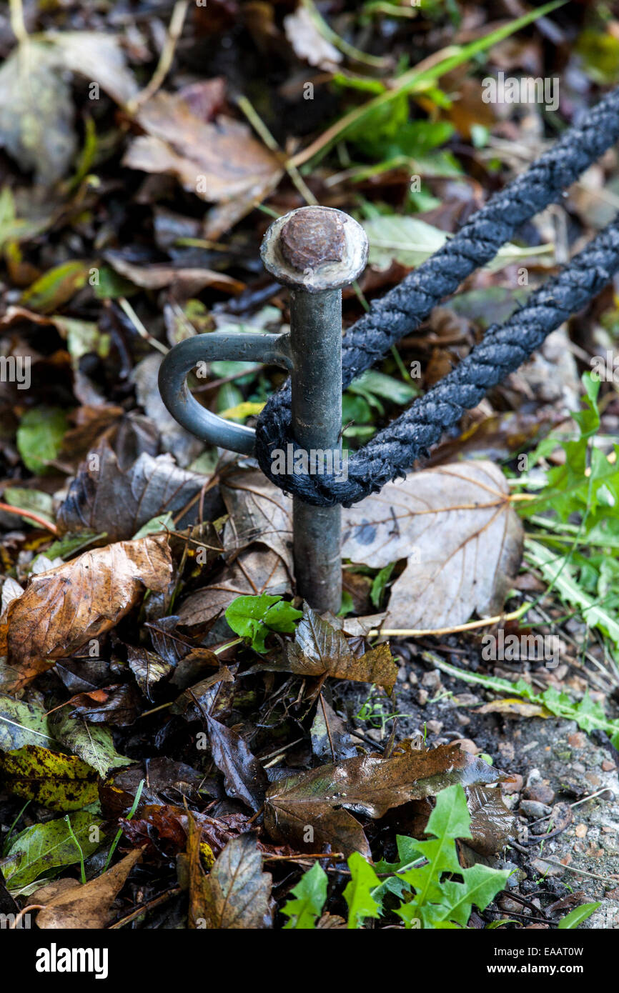 Mooring pin and rope Stock Photo - Alamy