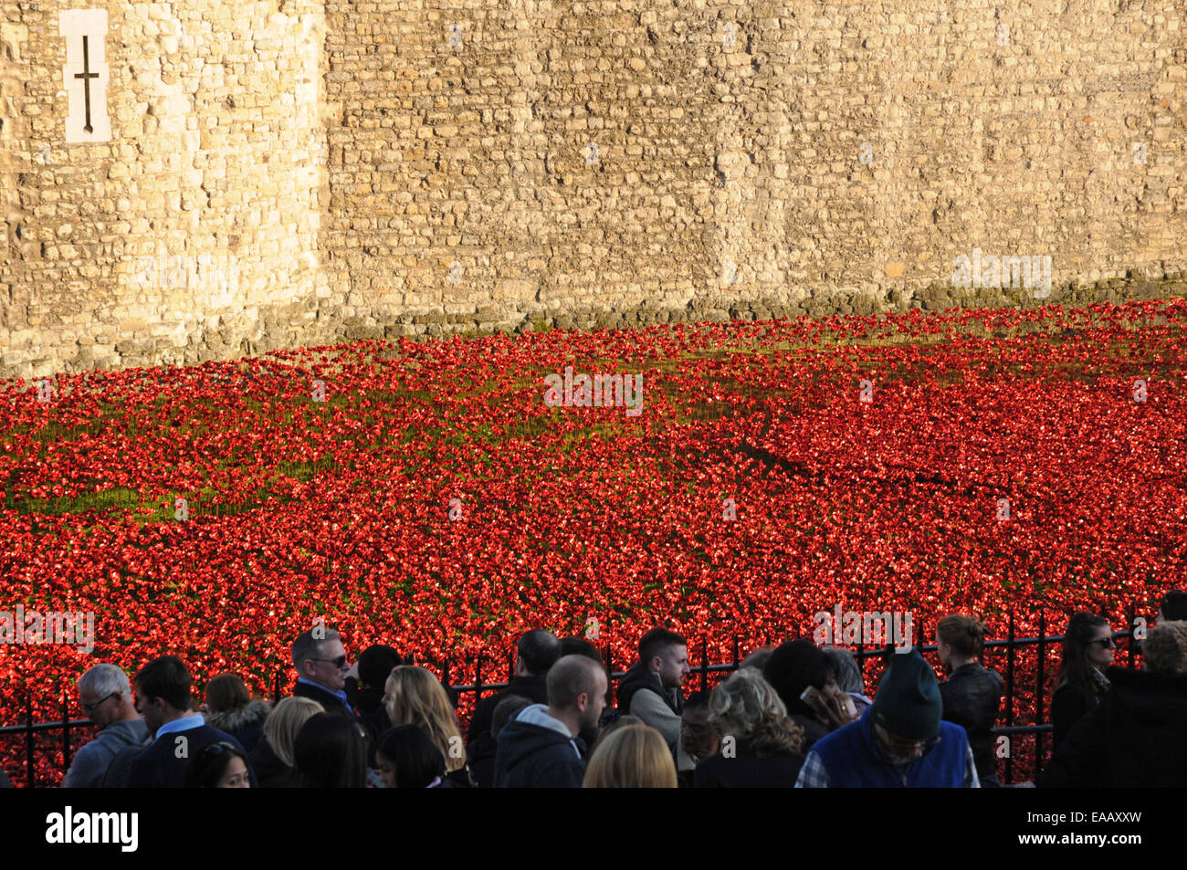 Tower of london queues hi-res stock photography and images - Alamy